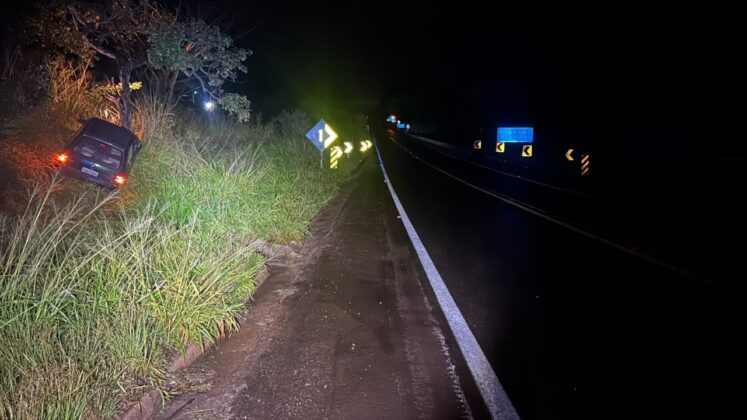 Carro sai da pista e bate em árvore na MG-050, em Itaúna - Jornal S'passo